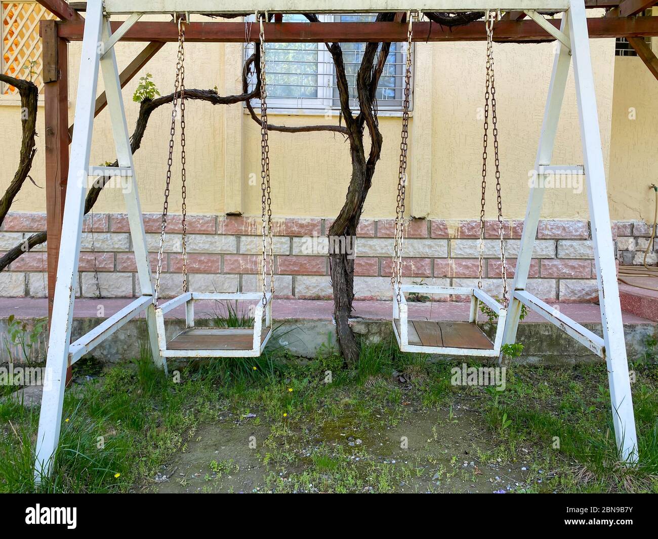 Tree swing in front of house hi-res stock photography and images - Alamy
