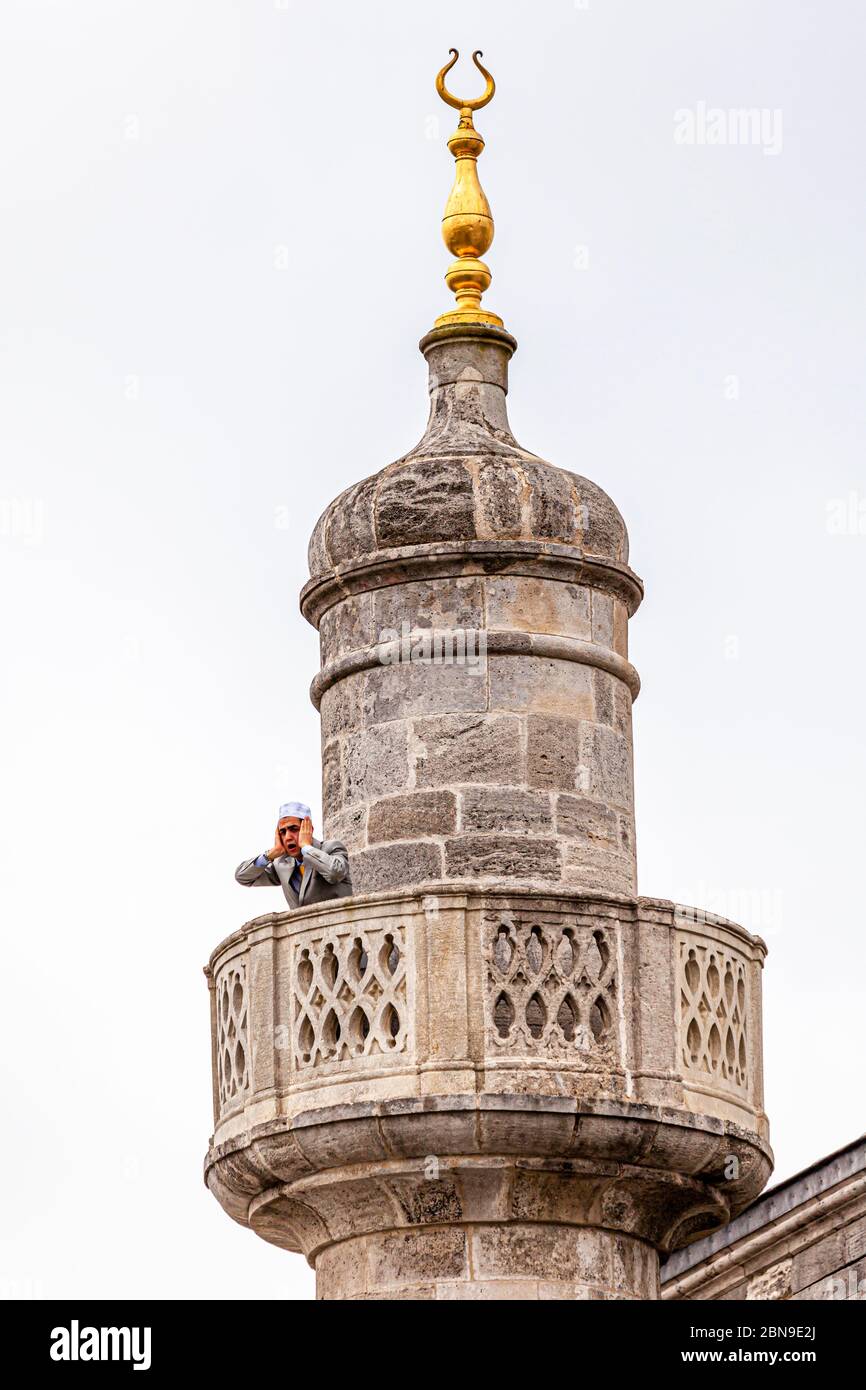 Mosque crier hi-res stock photography and images - Alamy