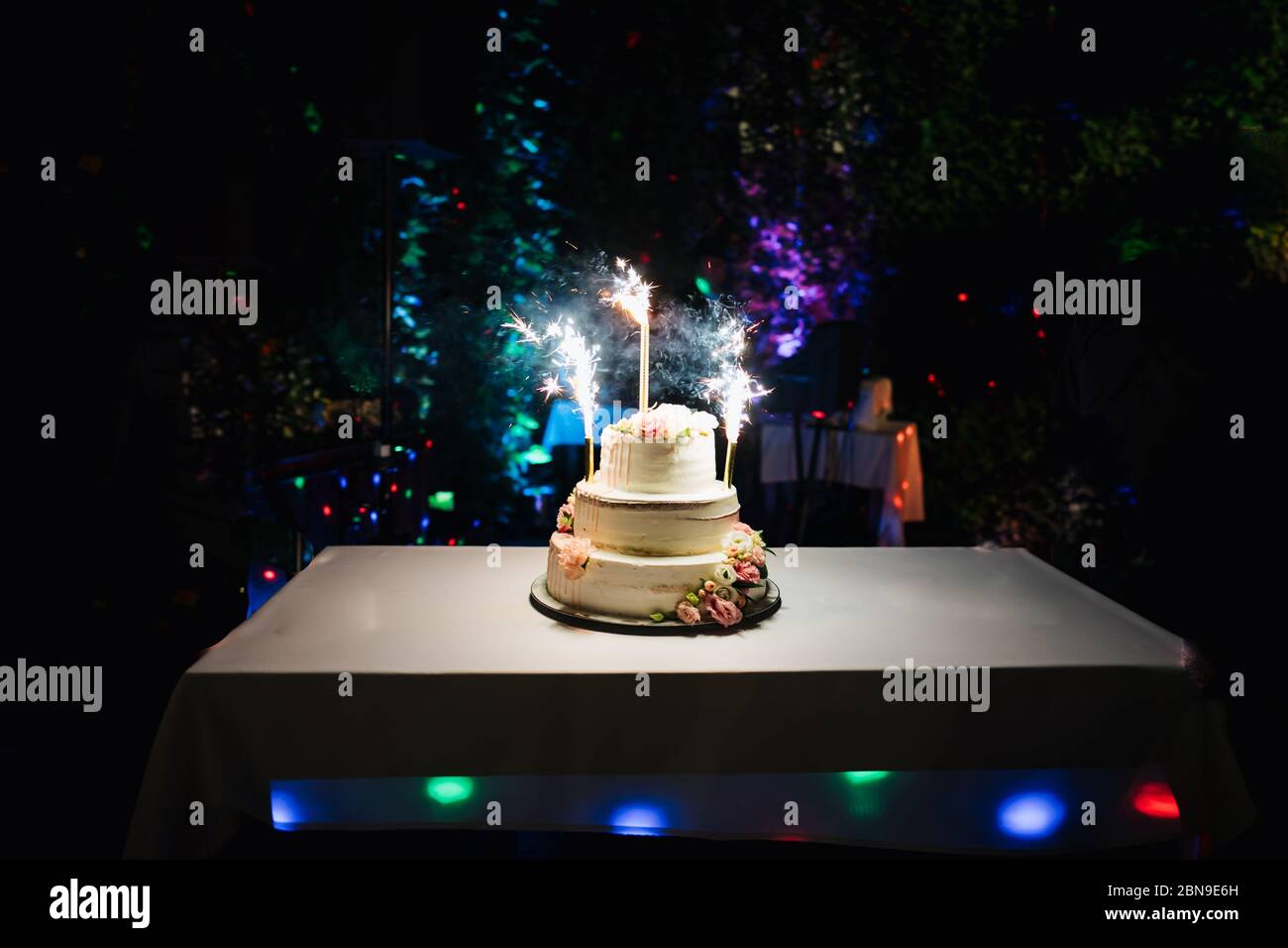 photo of a wedding cake with fireworks Stock Photo - Alamy