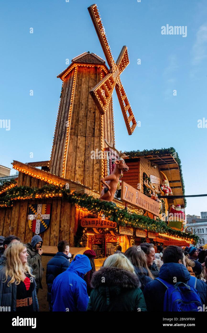 An illuminated windmill above the stalls at the German Christmas market ...