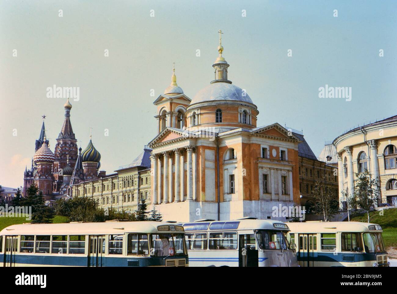 Khram velikomuchenitsy varvary orthodox church hi-res stock photography ...