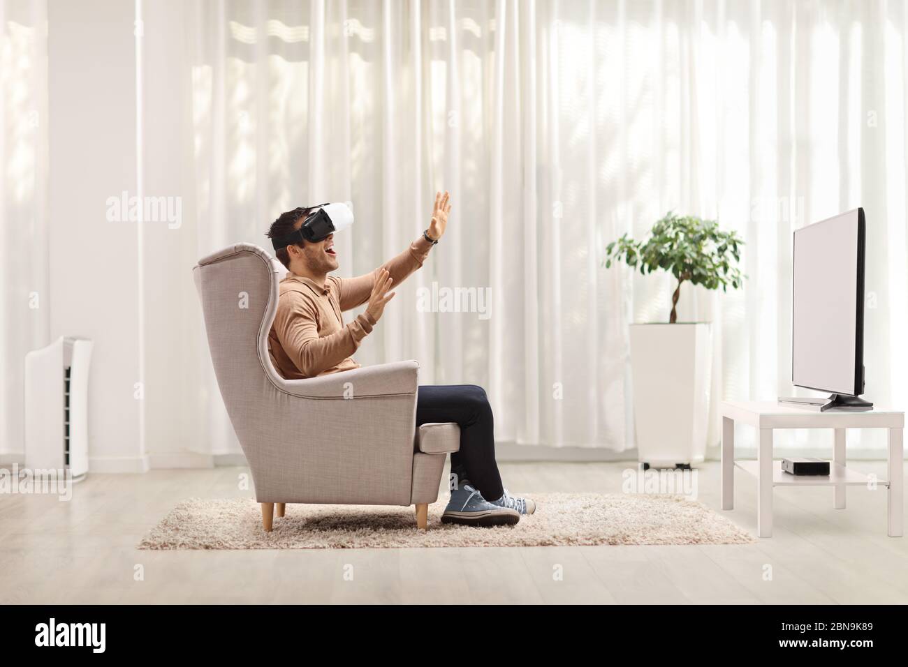 Man sitting using vr hi-res stock photography and images - Alamy