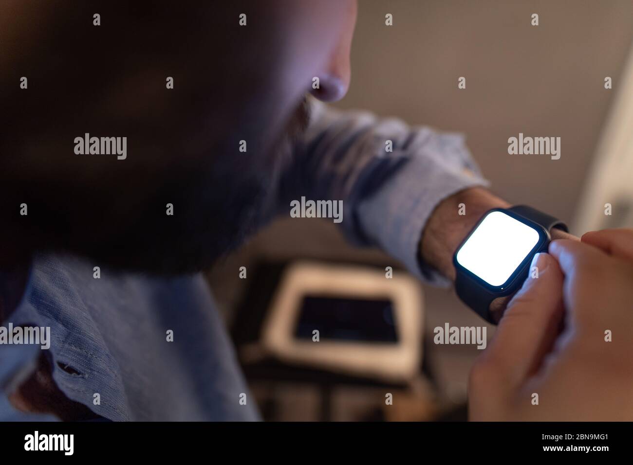 Man hand using apple watch hi-res stock photography and images - Alamy