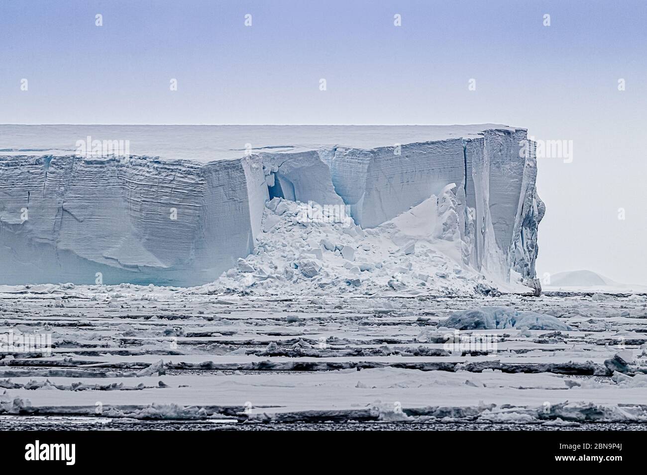 Tabletop iceberg floats in Weddell Sea Stock Photo - Alamy