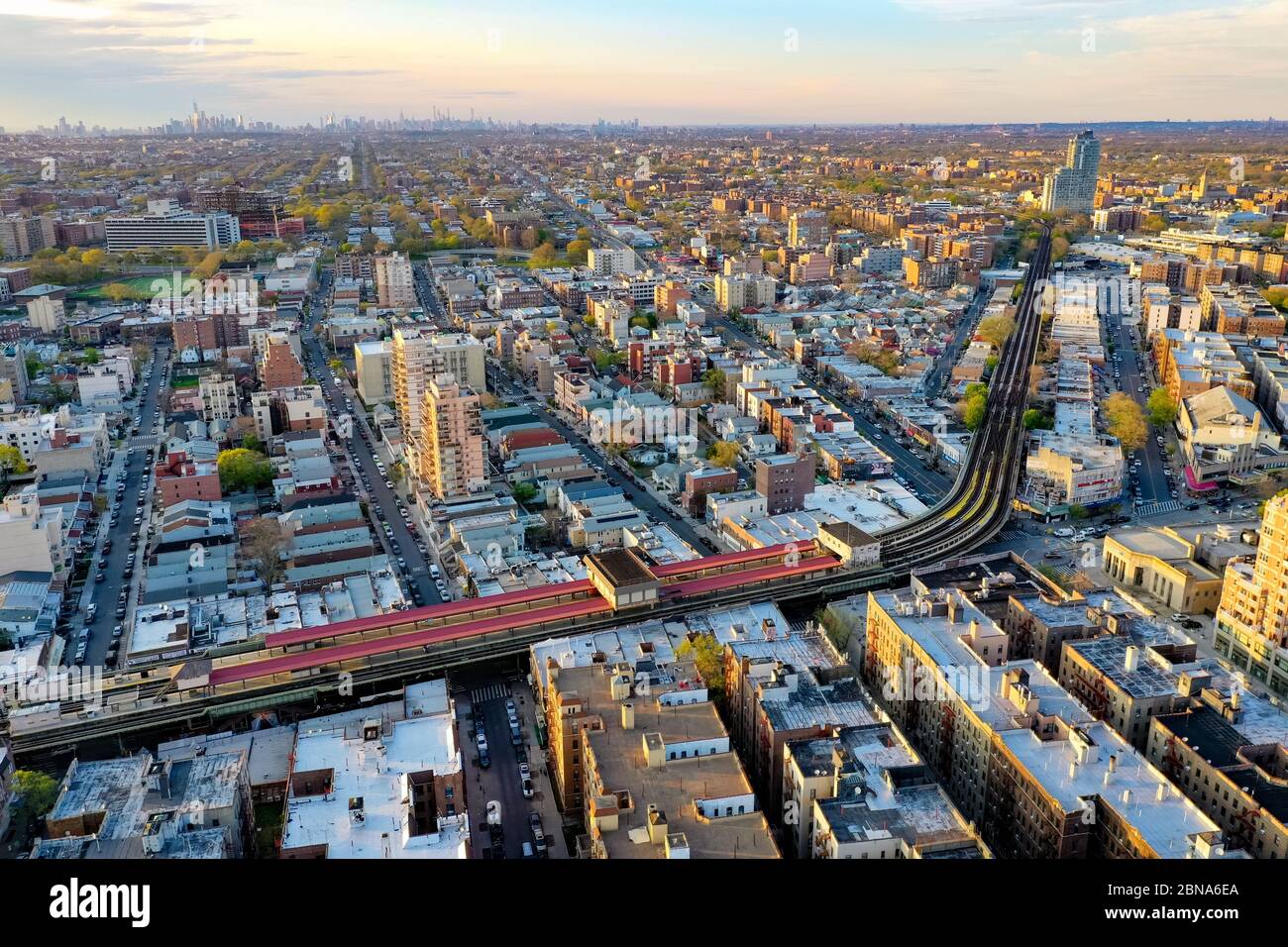 Elevated subway tracks hi-res stock photography and images - Alamy