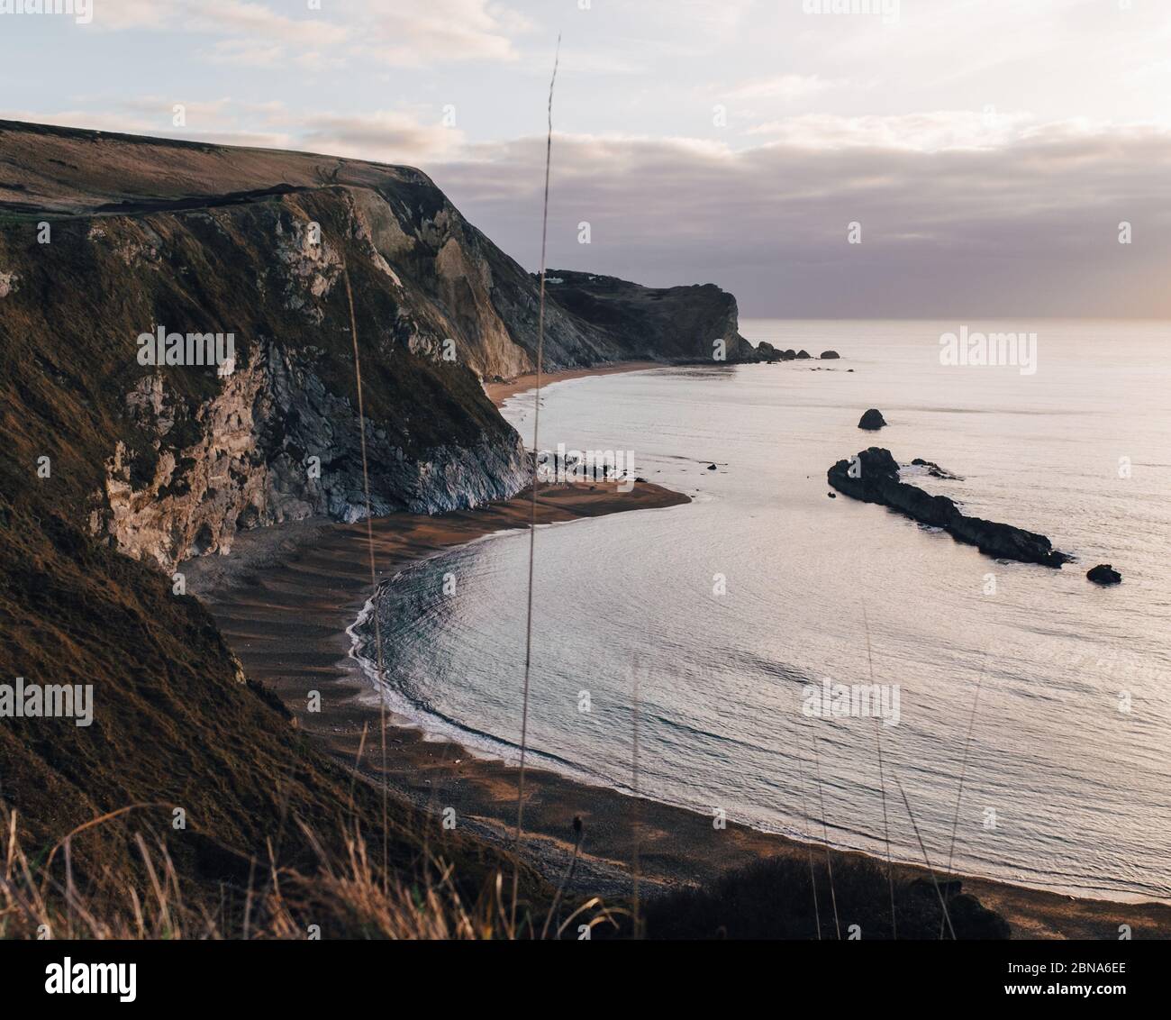 Wave and cliff graphic hi-res stock photography and images - Alamy