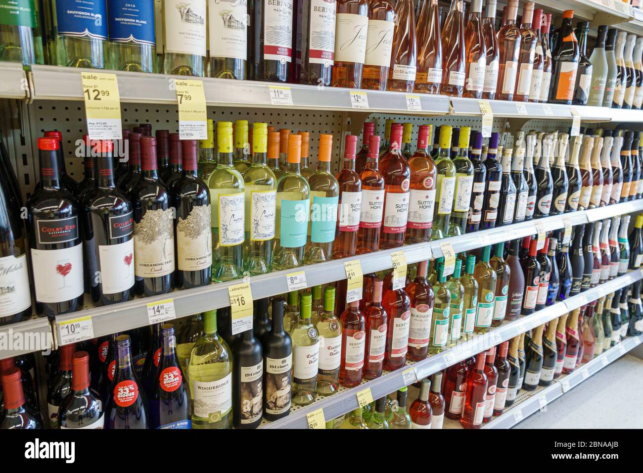Shelf of alcoholic drinks hi-res stock photography and images - Alamy