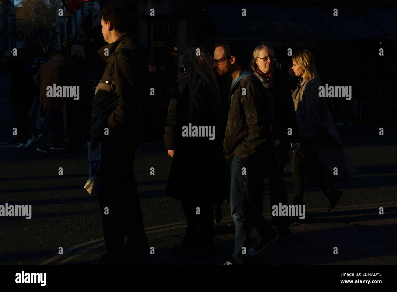 Golden street light hi-res stock photography and images - Alamy