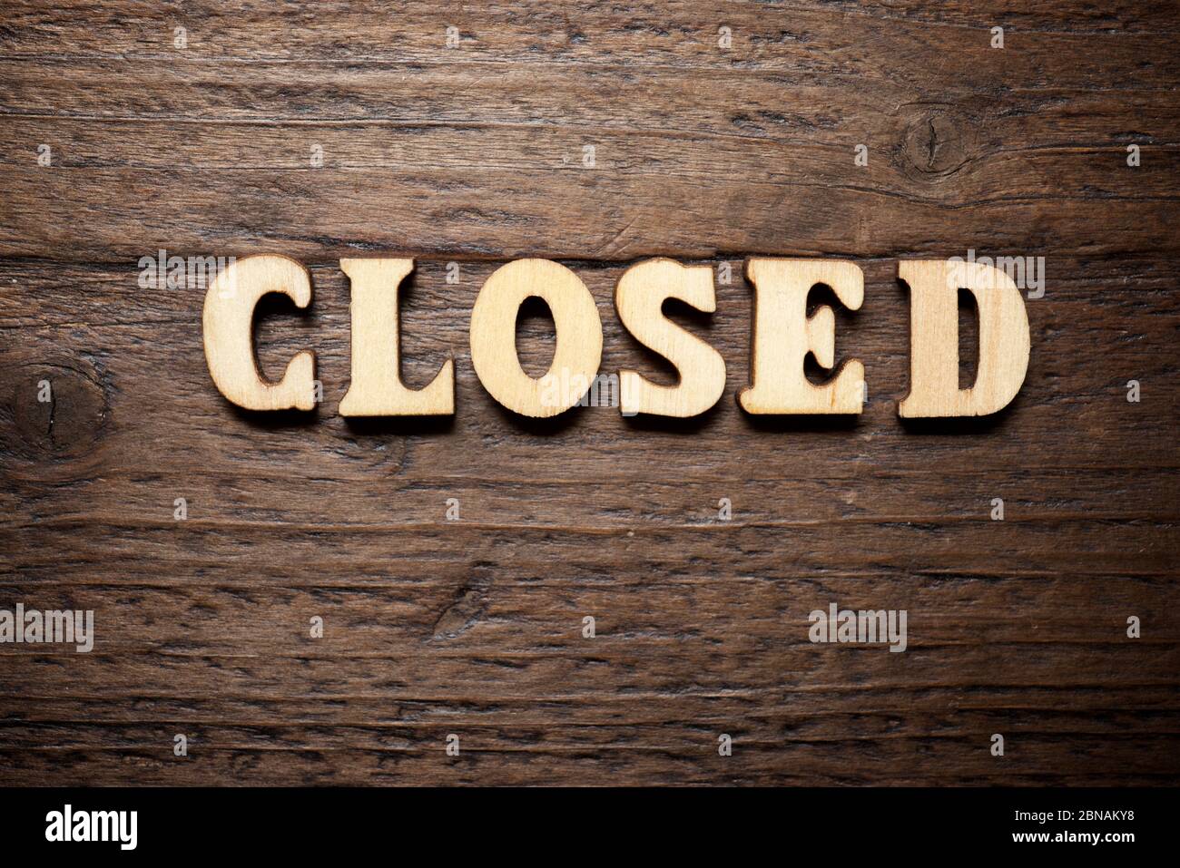 Closed word on a wood table Stock Photo - Alamy