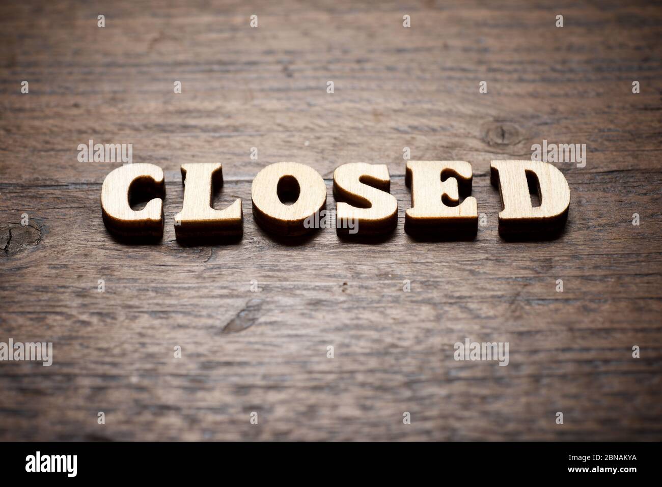 Closed word on a wood table Stock Photo - Alamy
