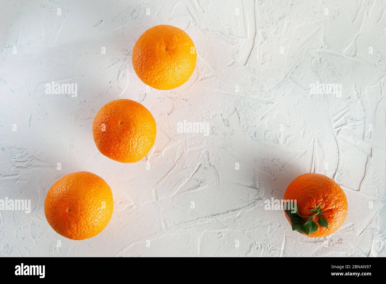 Cutting oranges in half on hi-res stock photography and images - Alamy