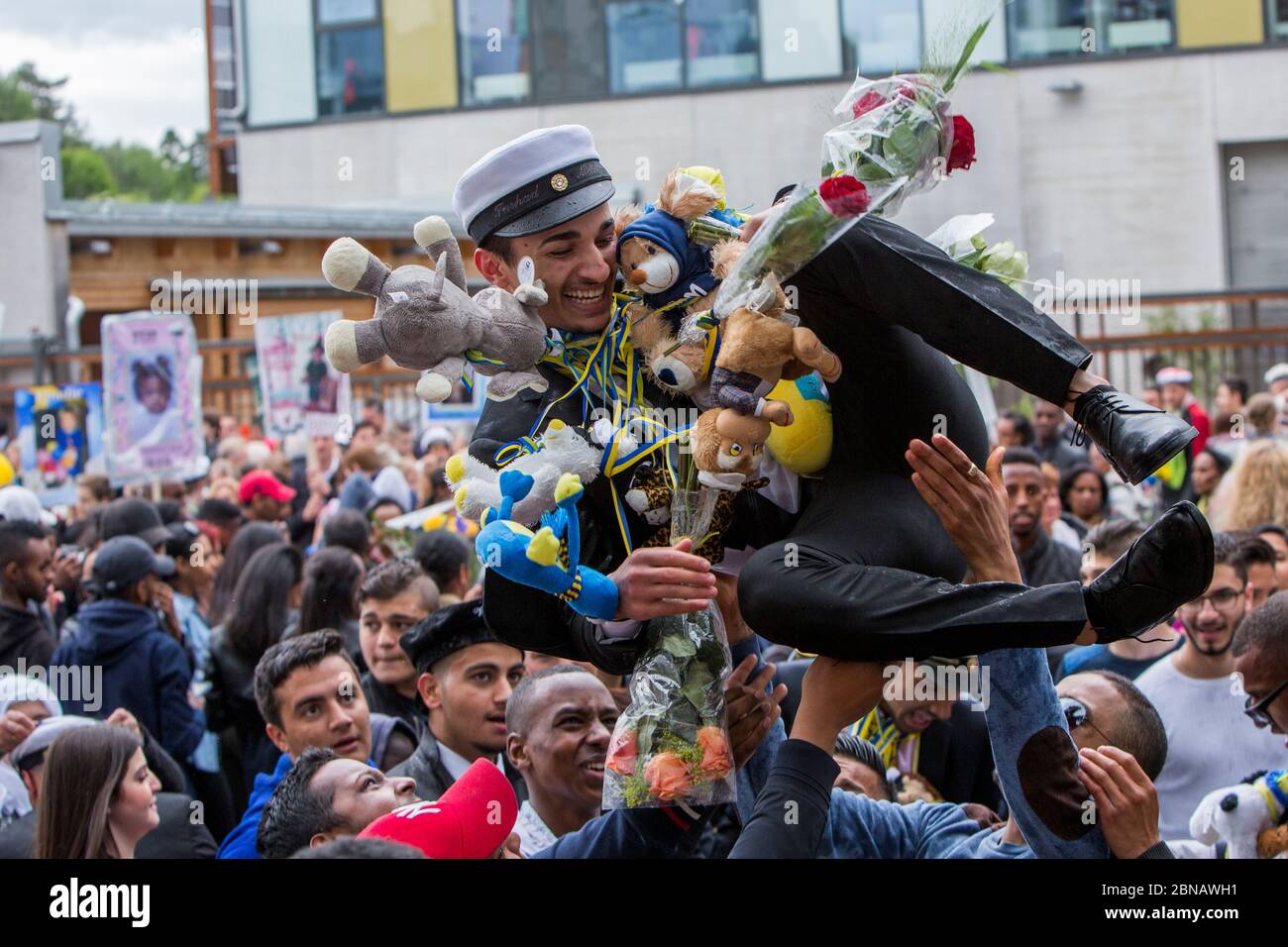 Pupils celebrate hi-res stock photography and images - Alamy