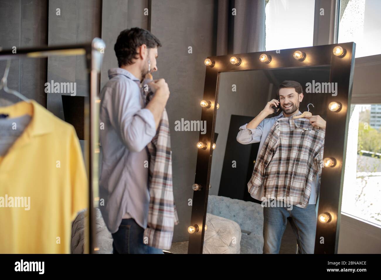 Smartphone mirror hi-res stock photography and images - Alamy