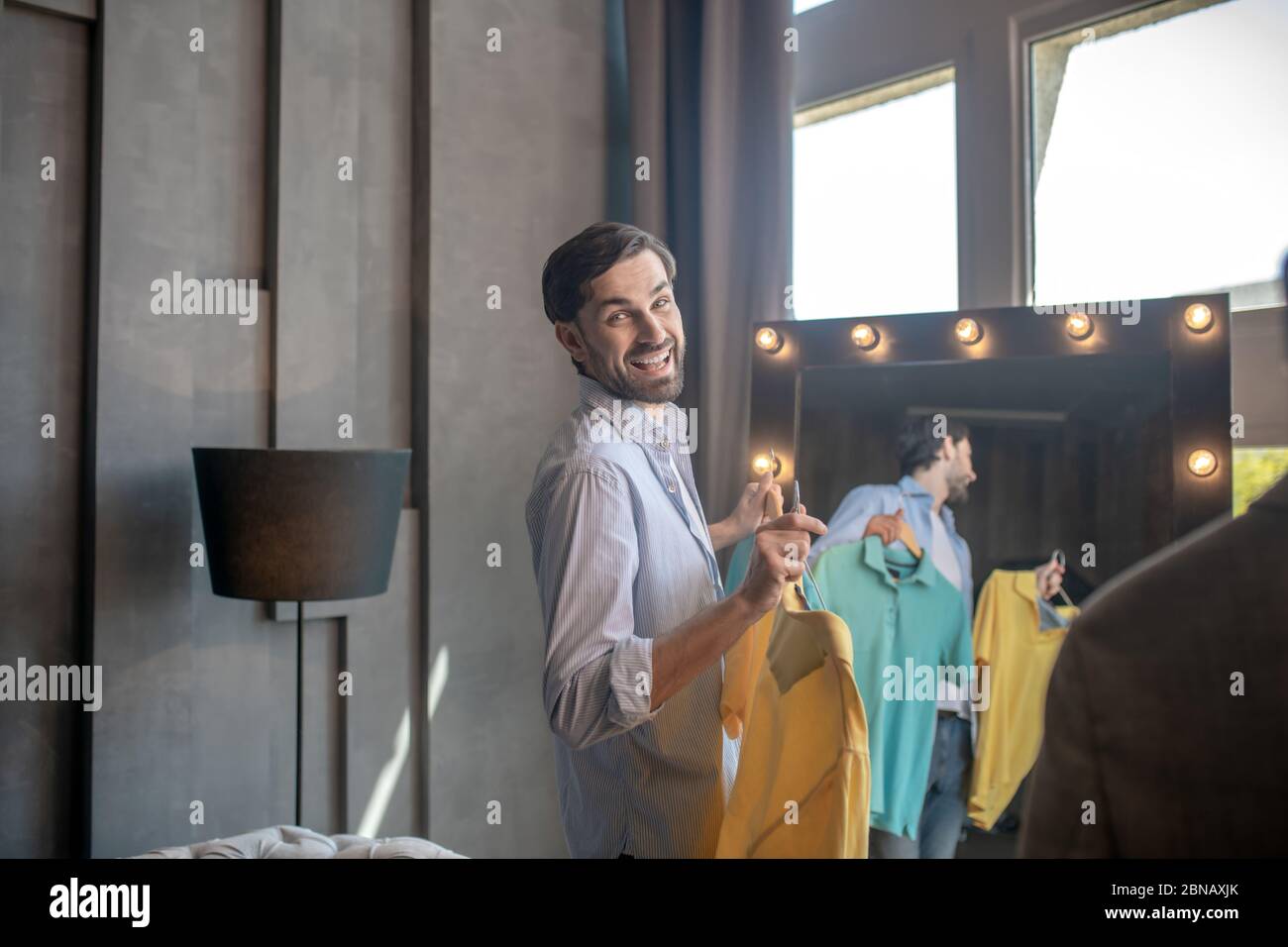 Back of head in mirror hi-res stock photography and images - Alamy