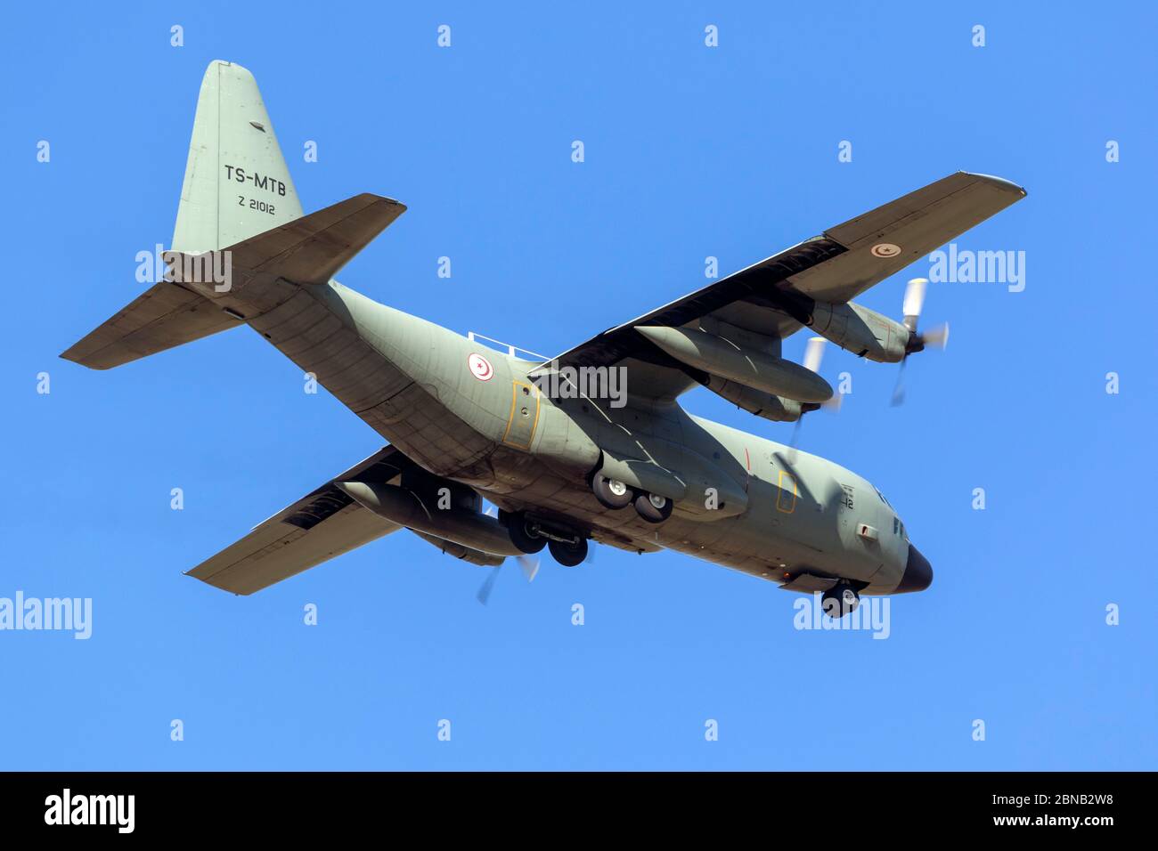 Military lockheed c 130 hercules landing hi-res stock photography and ...