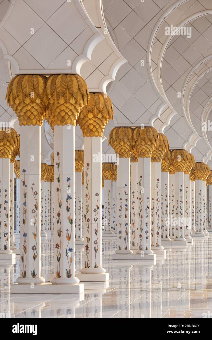 White mosque golden domes hi-res stock photography and images - Alamy