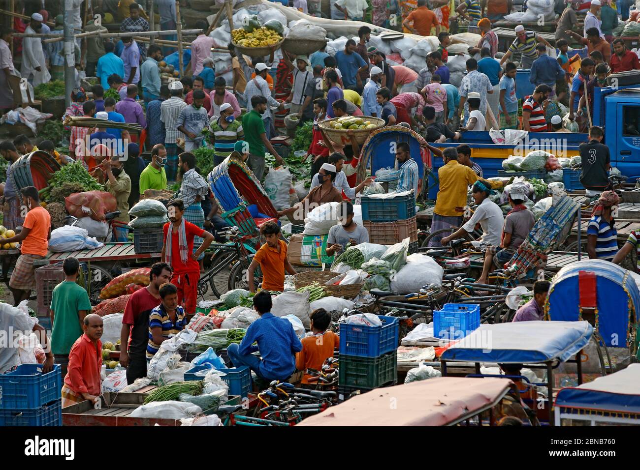 The swarming crowd of people at the kitchen market in the capital’s ...