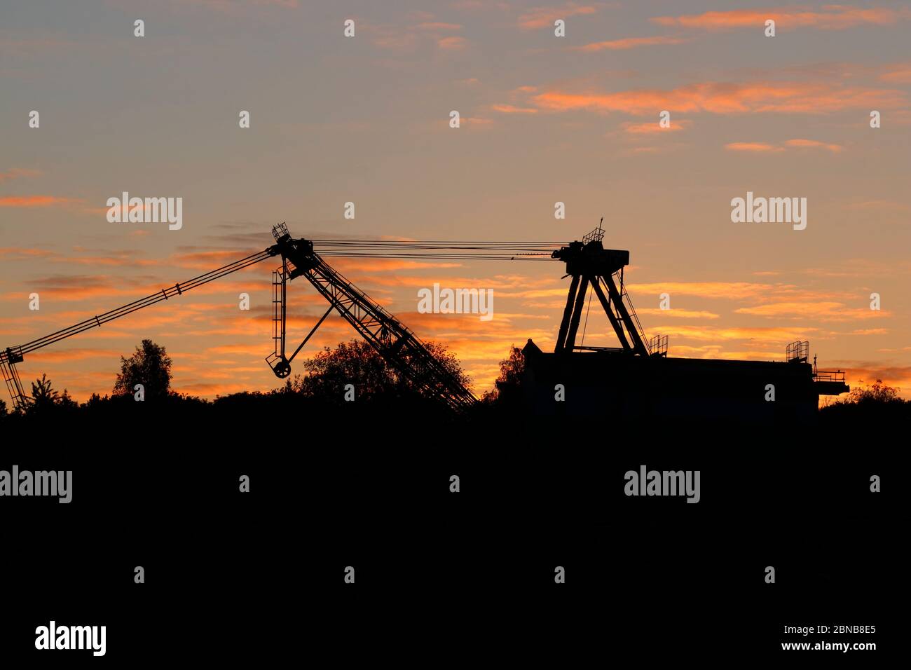 Silhouette dragline hi-res stock photography and images - Alamy