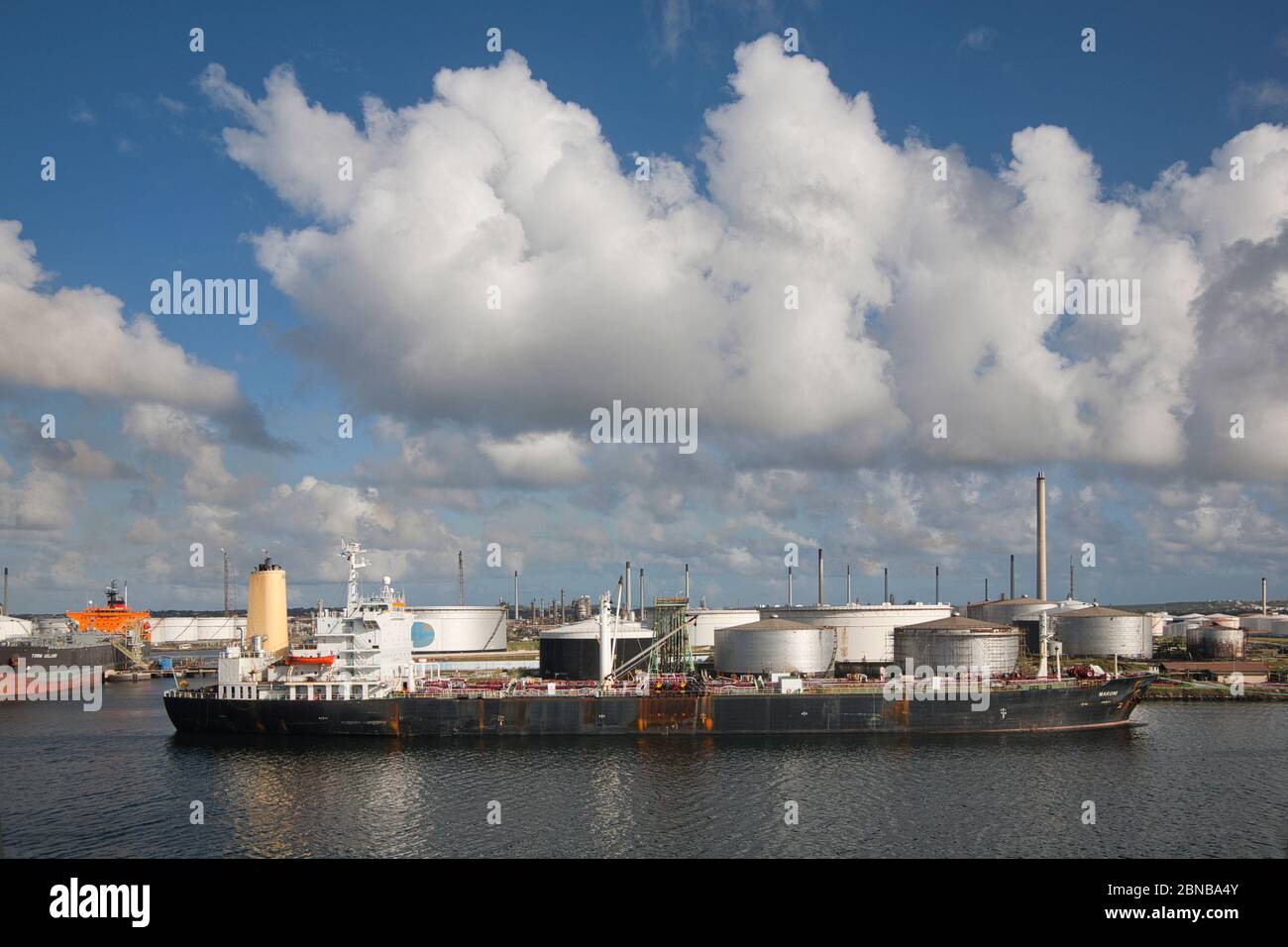 Clouds ship oil tanks hi-res stock photography and images - Alamy