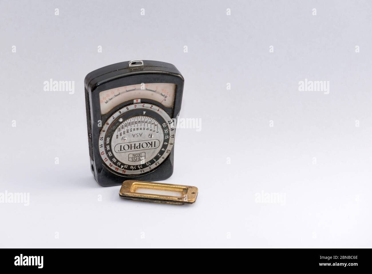 A 1950's built Zeiss Ikon Ikophot light meter with its diffuser ...