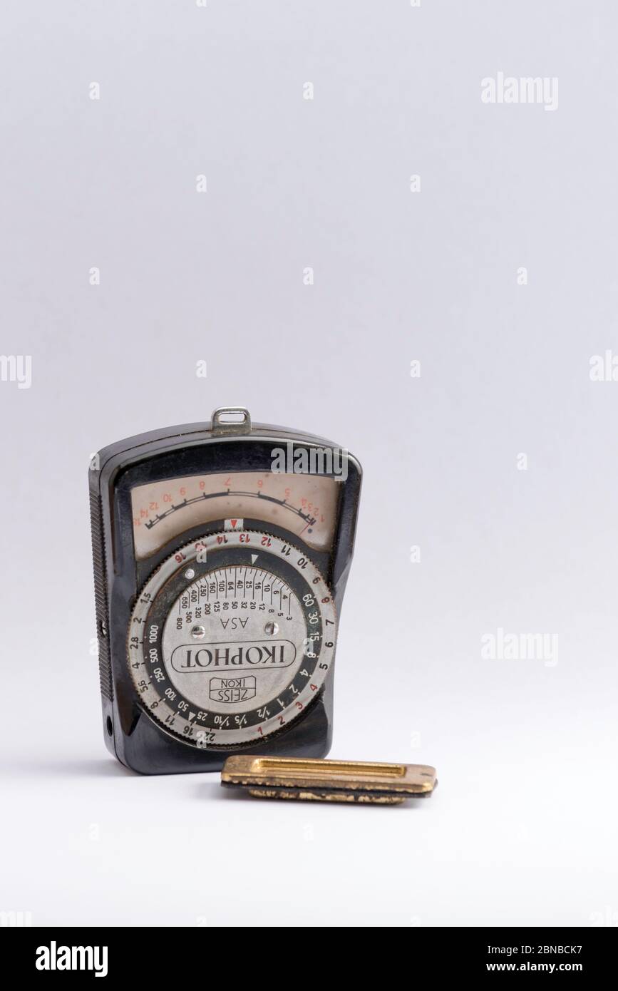 A 1950's built Zeiss Ikon Ikophot light meter with its diffuser ...