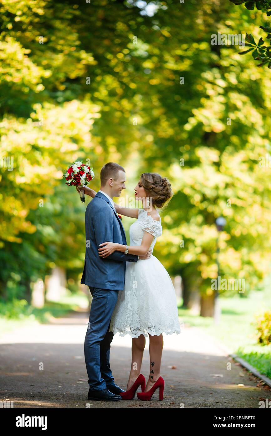 wedding couple, beautiful young bride and groom Stock Photo - Alamy