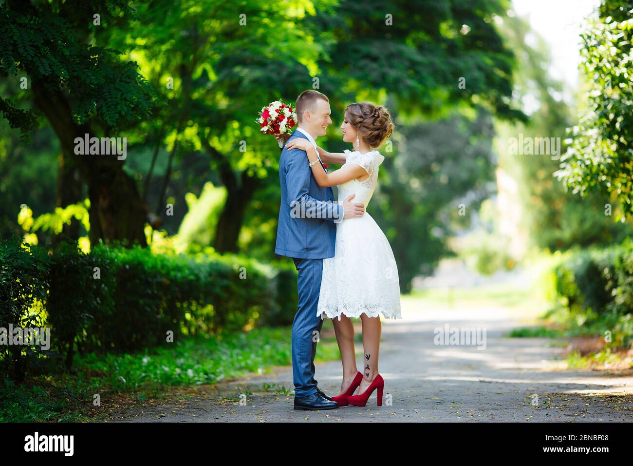 wedding couple, beautiful young bride and groom Stock Photo - Alamy