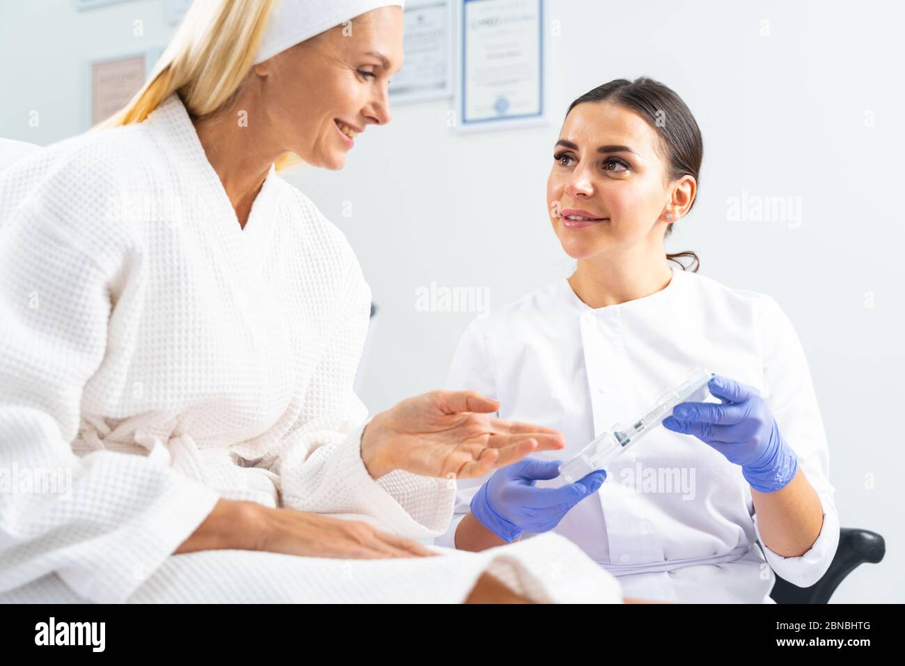 Doctor syringe pointing hi-res stock photography and images - Alamy