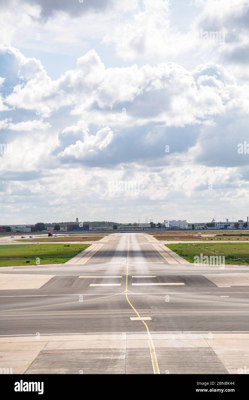 Empty runway road markings hi-res stock photography and images - Alamy