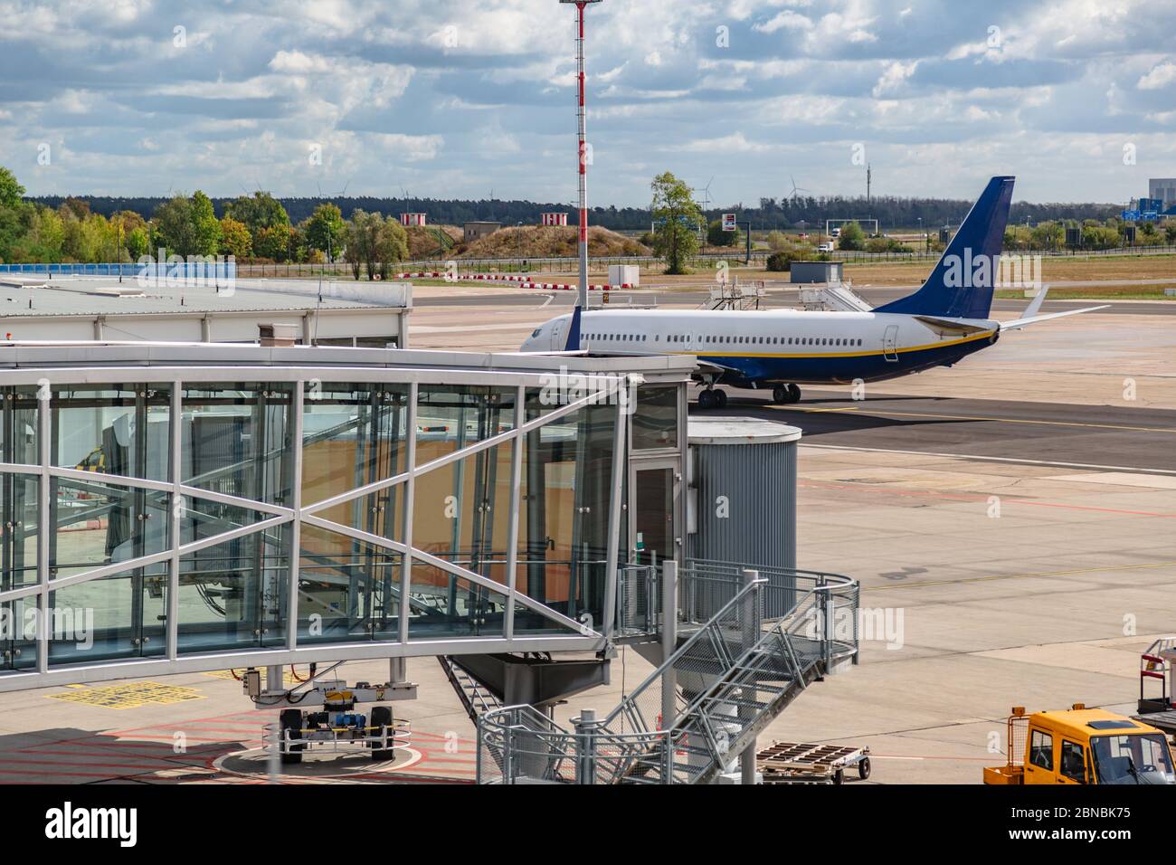 Jet bridge in standby of passengers from plane Stock Photo - Alamy