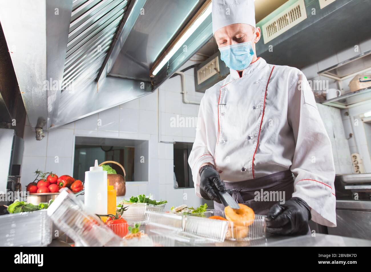 Cooking with mask hi-res stock photography and images - Alamy