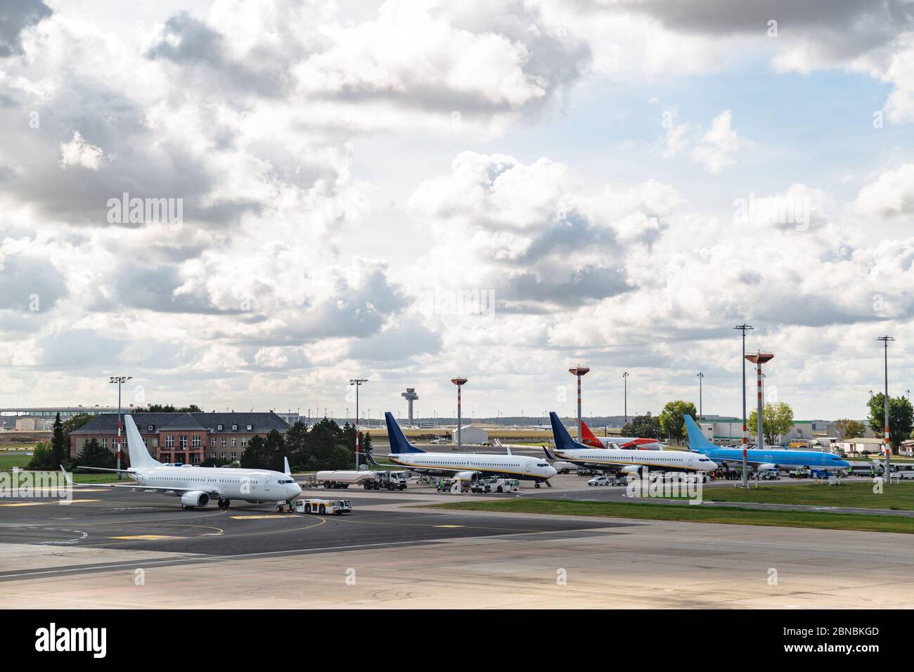 Airplane queue landing hi-res stock photography and images - Alamy