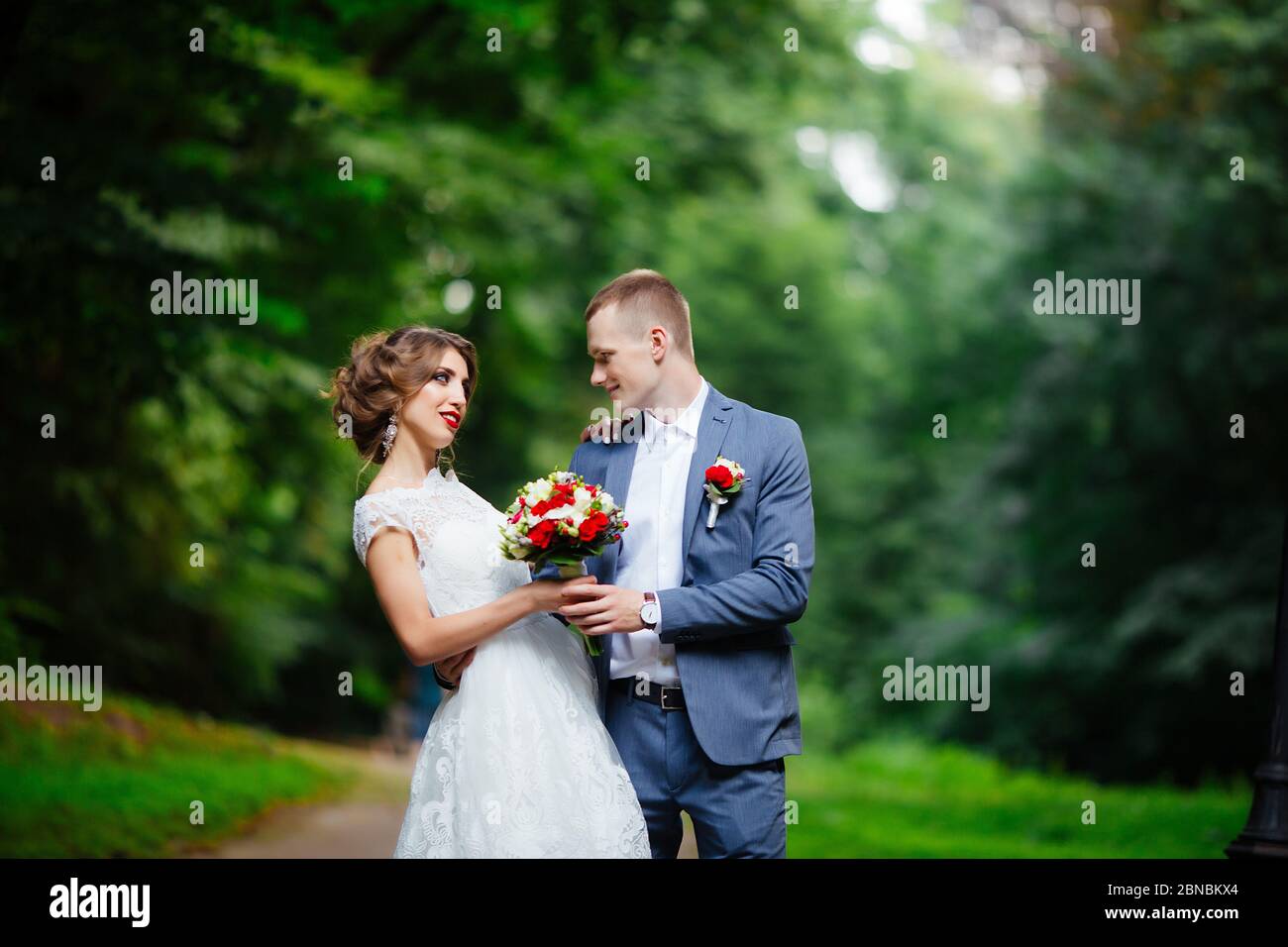 wedding couple, beautiful young bride and groom Stock Photo - Alamy