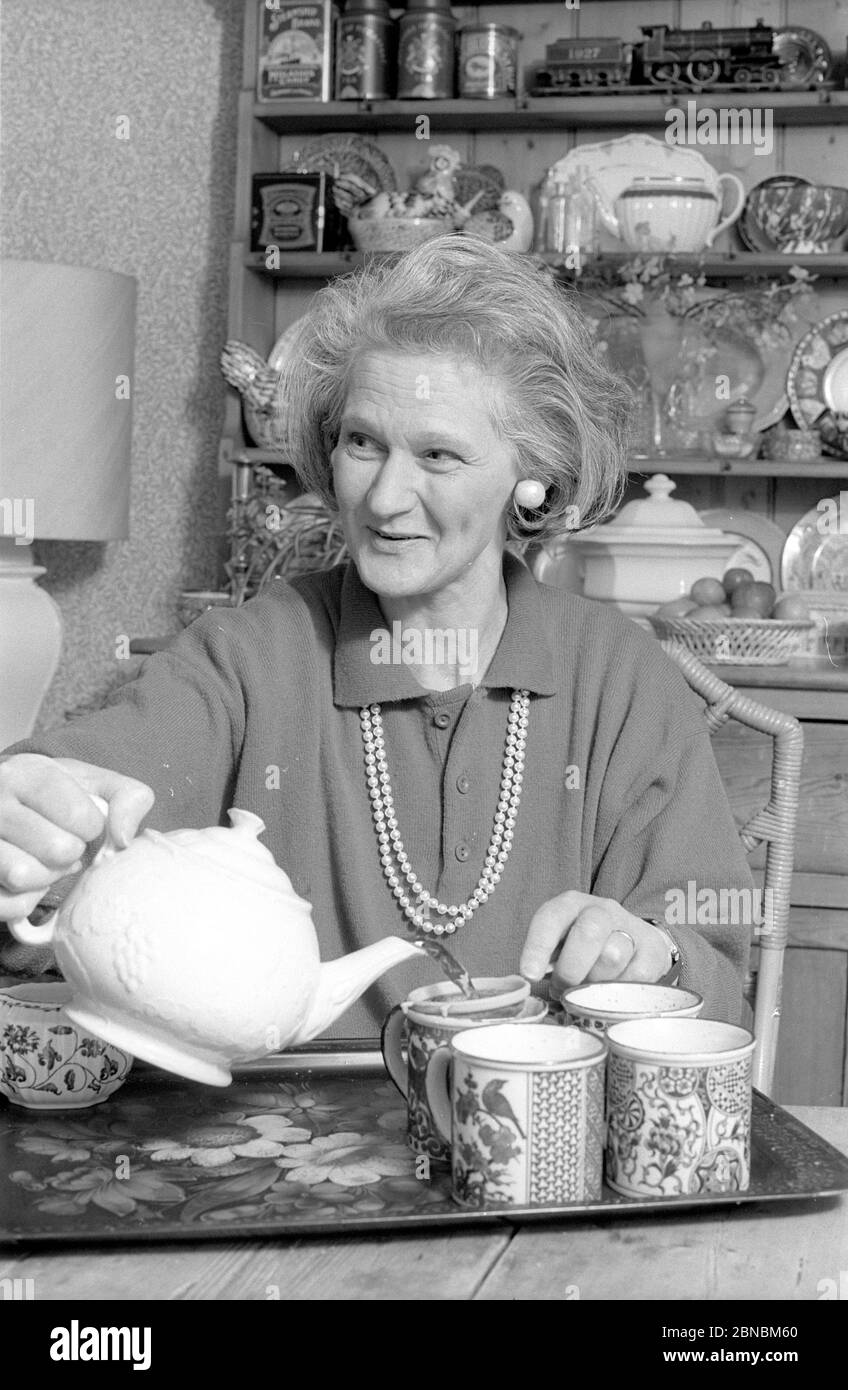 Philippa Davenport, cookery writer, at home in 1988 Stock Photo - Alamy