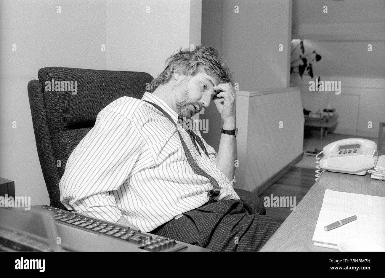 Playwright Willy Russell in his Liverpool office, 1988 Stock Photo - Alamy