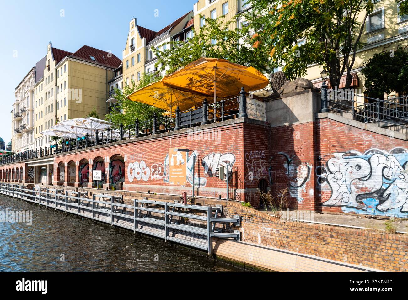 Bank view cafe hi-res stock photography and images - Alamy