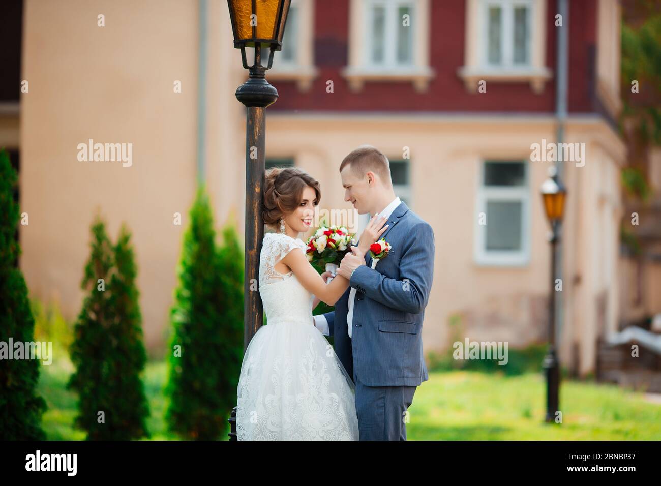 wedding couple, beautiful young bride and groom Stock Photo - Alamy