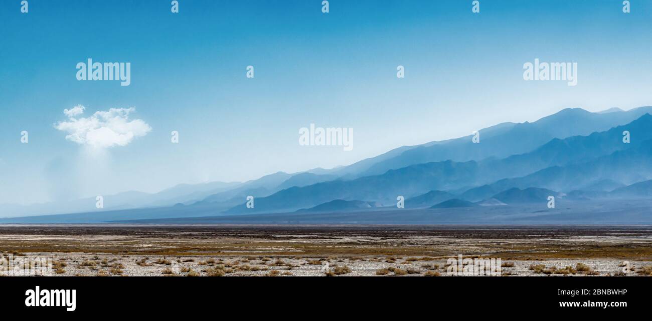 Beautiful open field with Sierra Nevada Mountain Range in California ...