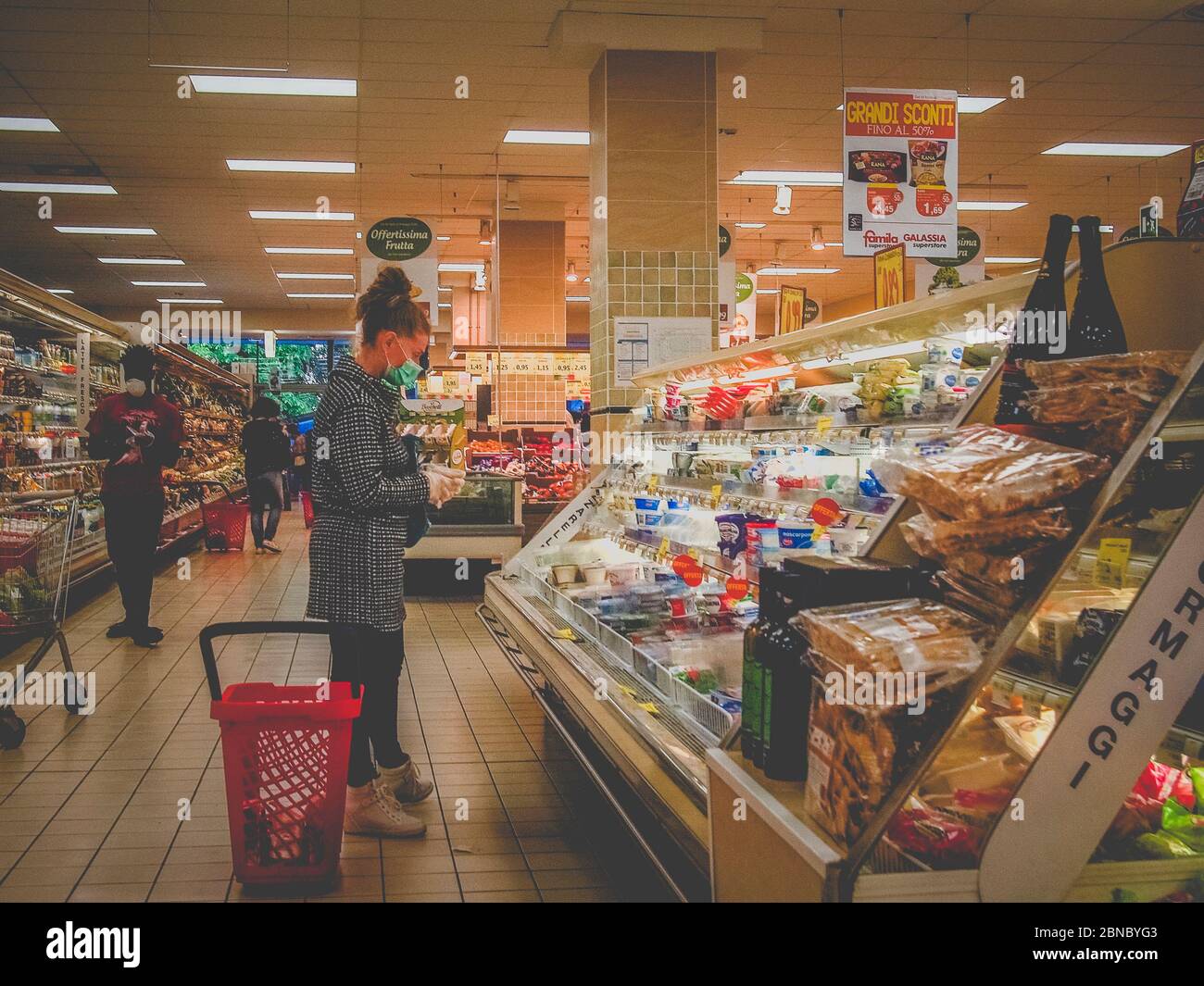 Crowded shelves supermarket hi-res stock photography and images - Alamy