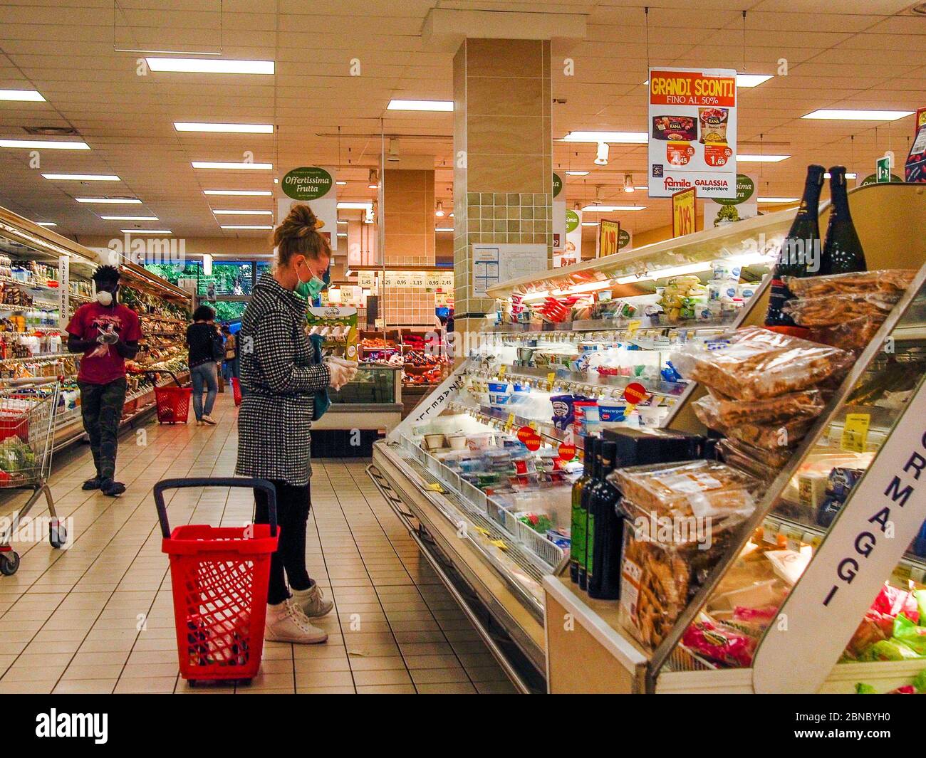 Crowded shelves supermarket hi-res stock photography and images - Alamy