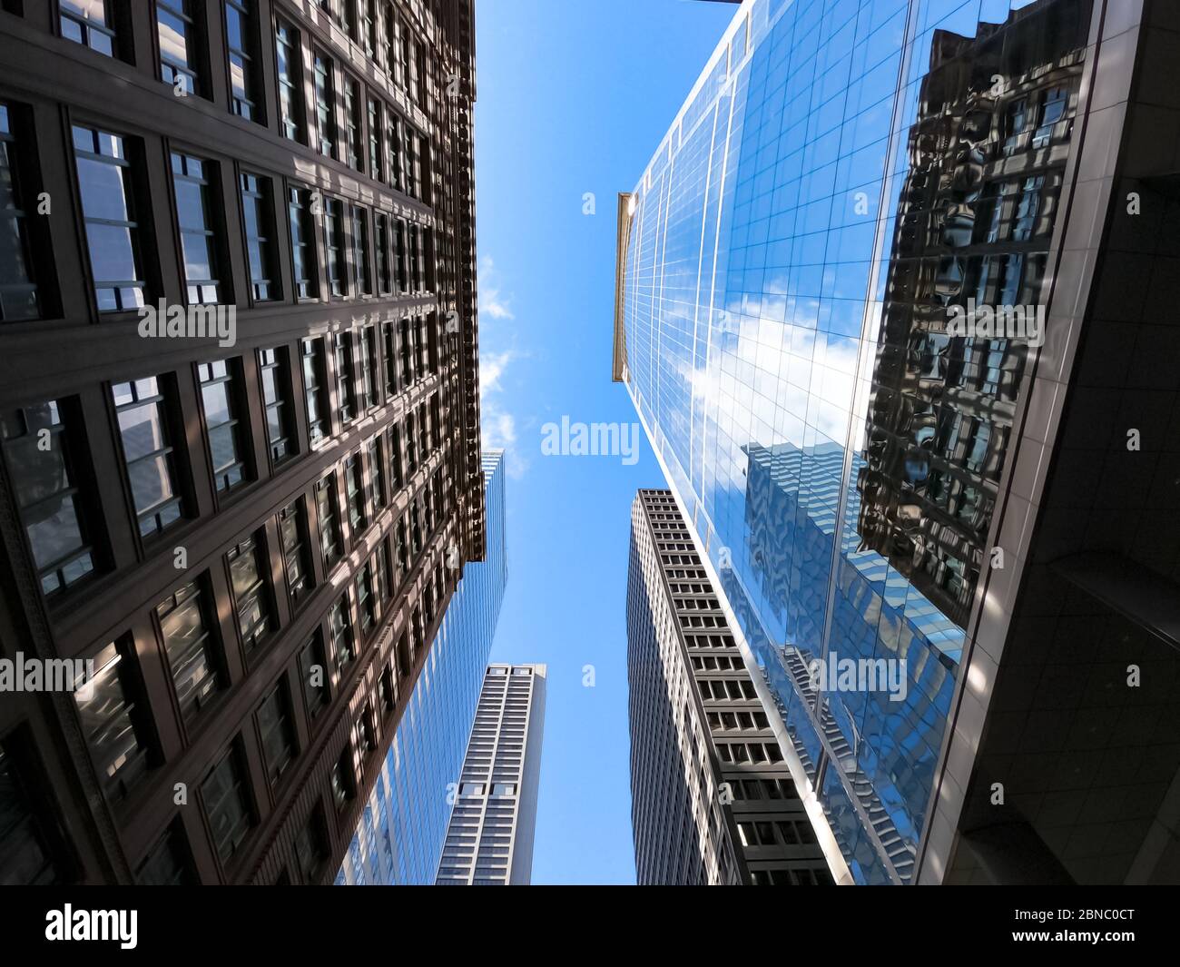 Upward view chicago skyscrapers hi-res stock photography and images - Alamy