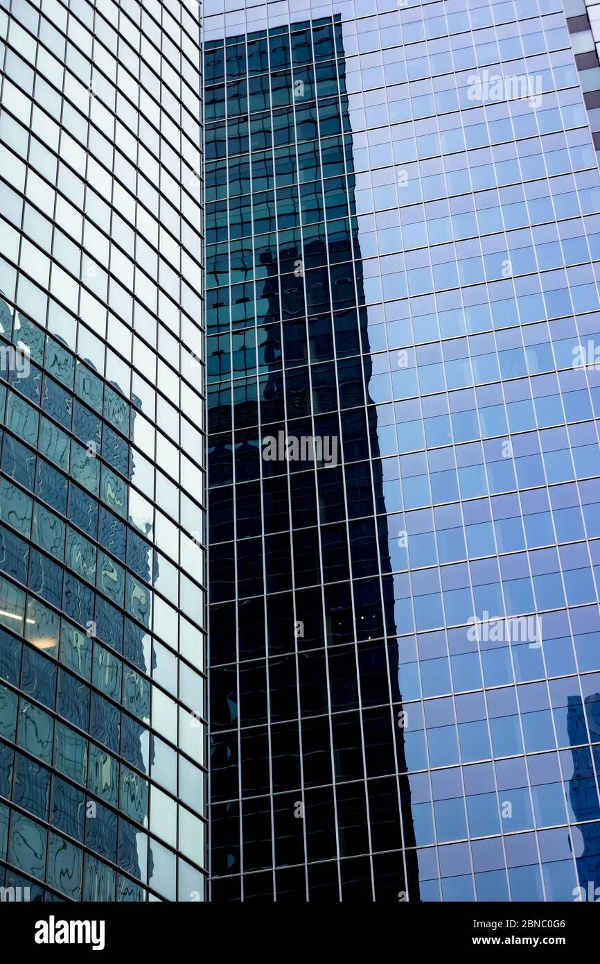 Upward view of chicago skyscrapers and tall office buildings ...