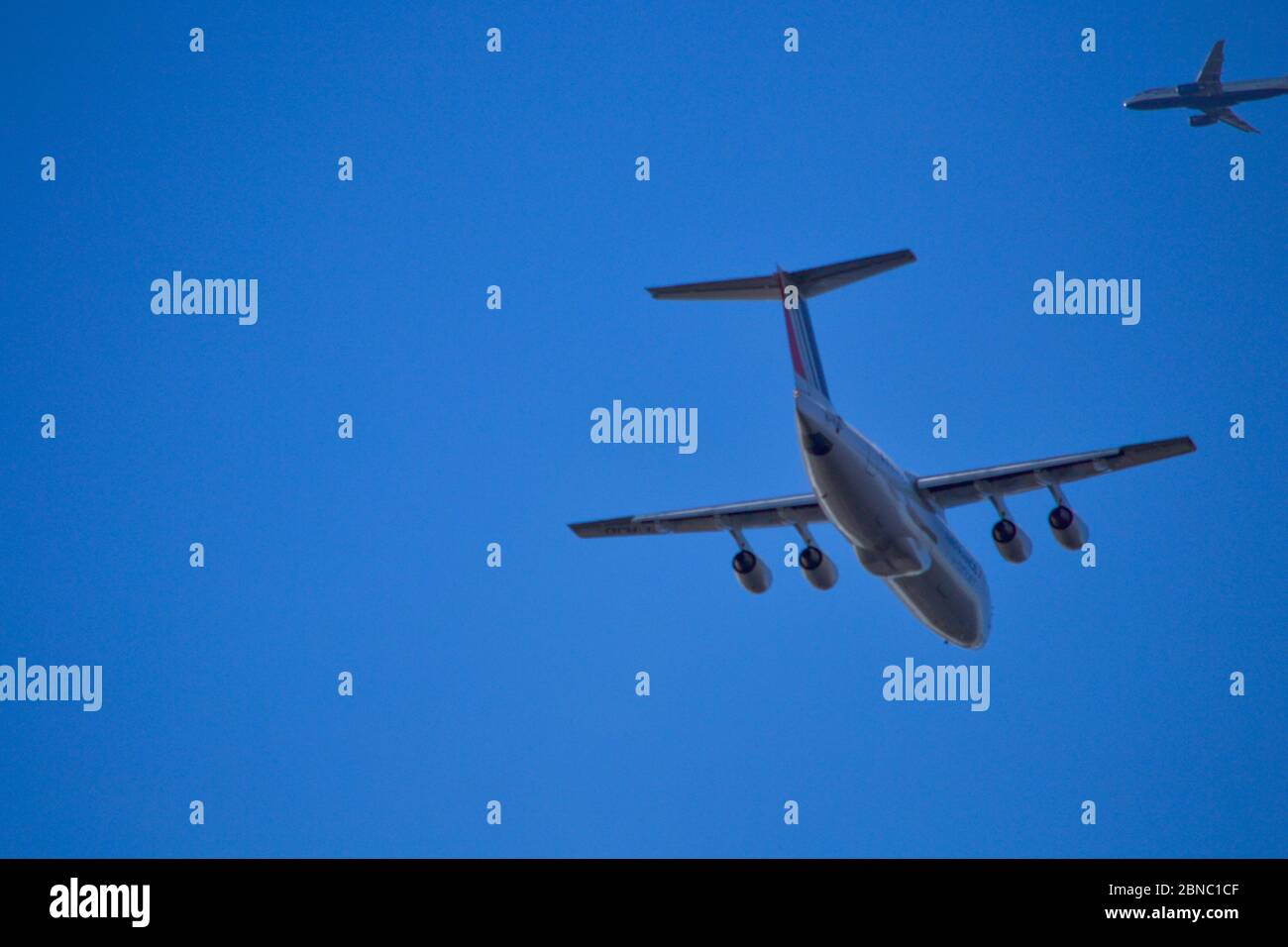 Single airplane hi-res stock photography and images - Alamy