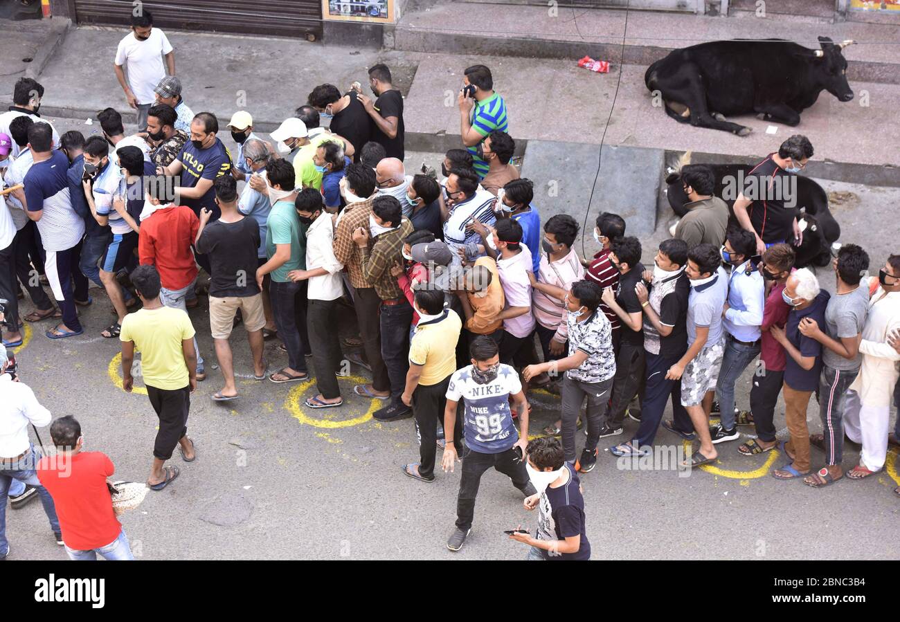 Queues india hi-res stock photography and images - Alamy