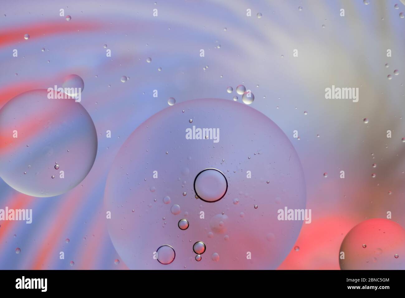 Colorful artistic of oil drop floating on the water Stock Photo - Alamy