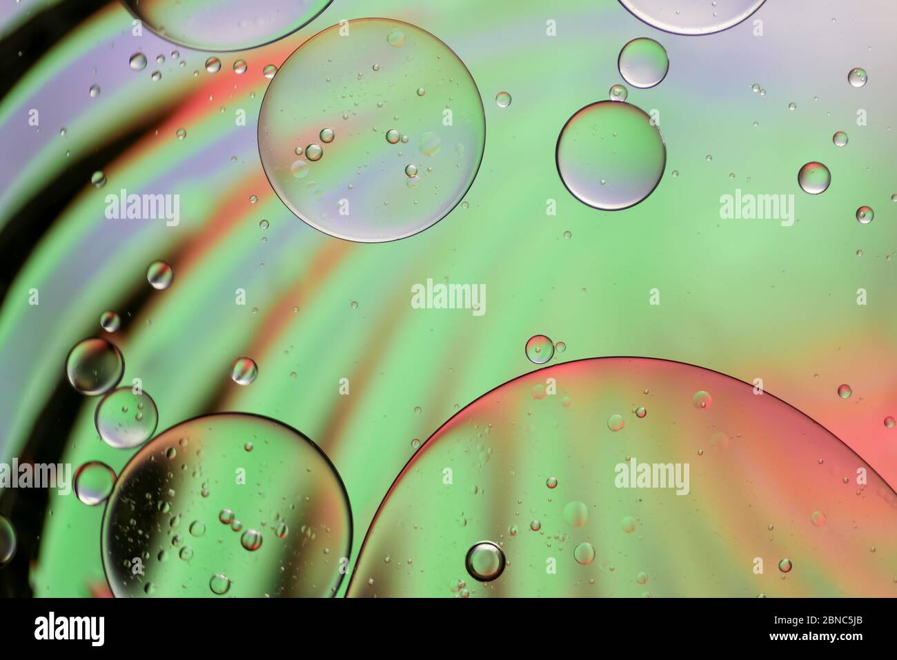Colorful artistic of oil drop floating on the water Stock Photo - Alamy