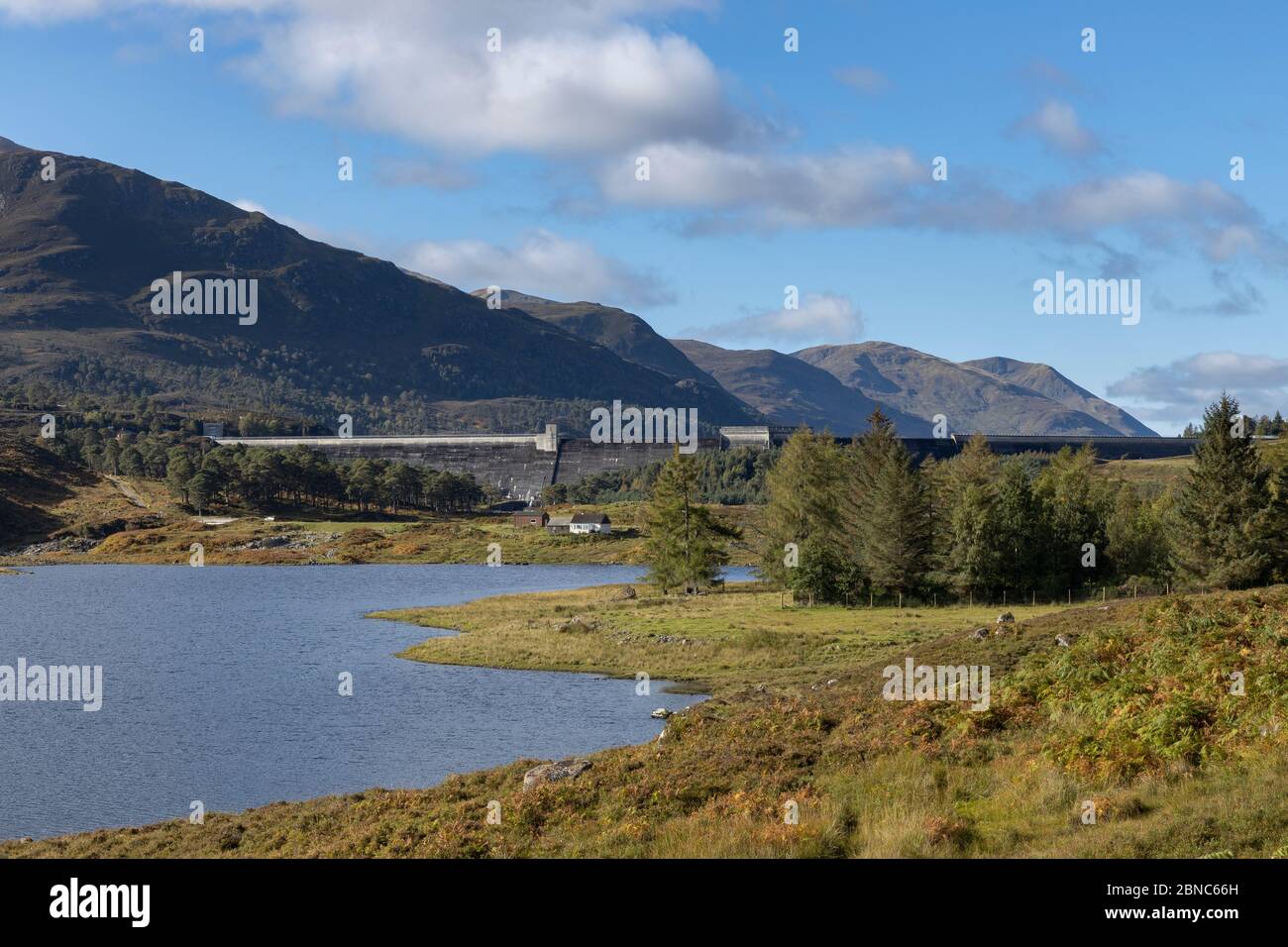 The hydro electric dam at Loch Mullardoch, Glen Cannich, Highland ...