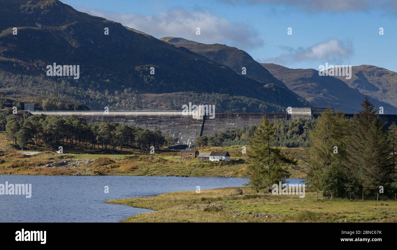 The hydro electric dam at Loch Mullardoch, Glen Cannich, Highland ...