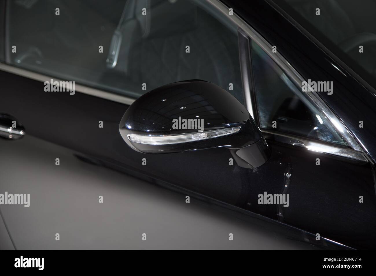 Black mirror of a modern luxury car Stock Photo - Alamy