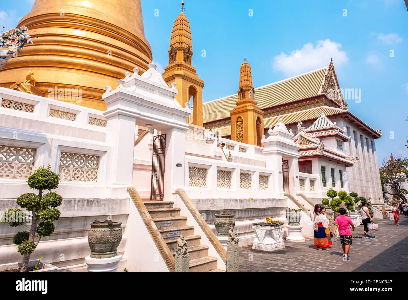 Name of this temple " Wat Bowonniwet Vihara Temple " the temple is ...